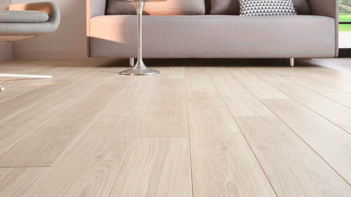 Acabados de calidad con rodapiés y perfiles - Quick Step Barcelona